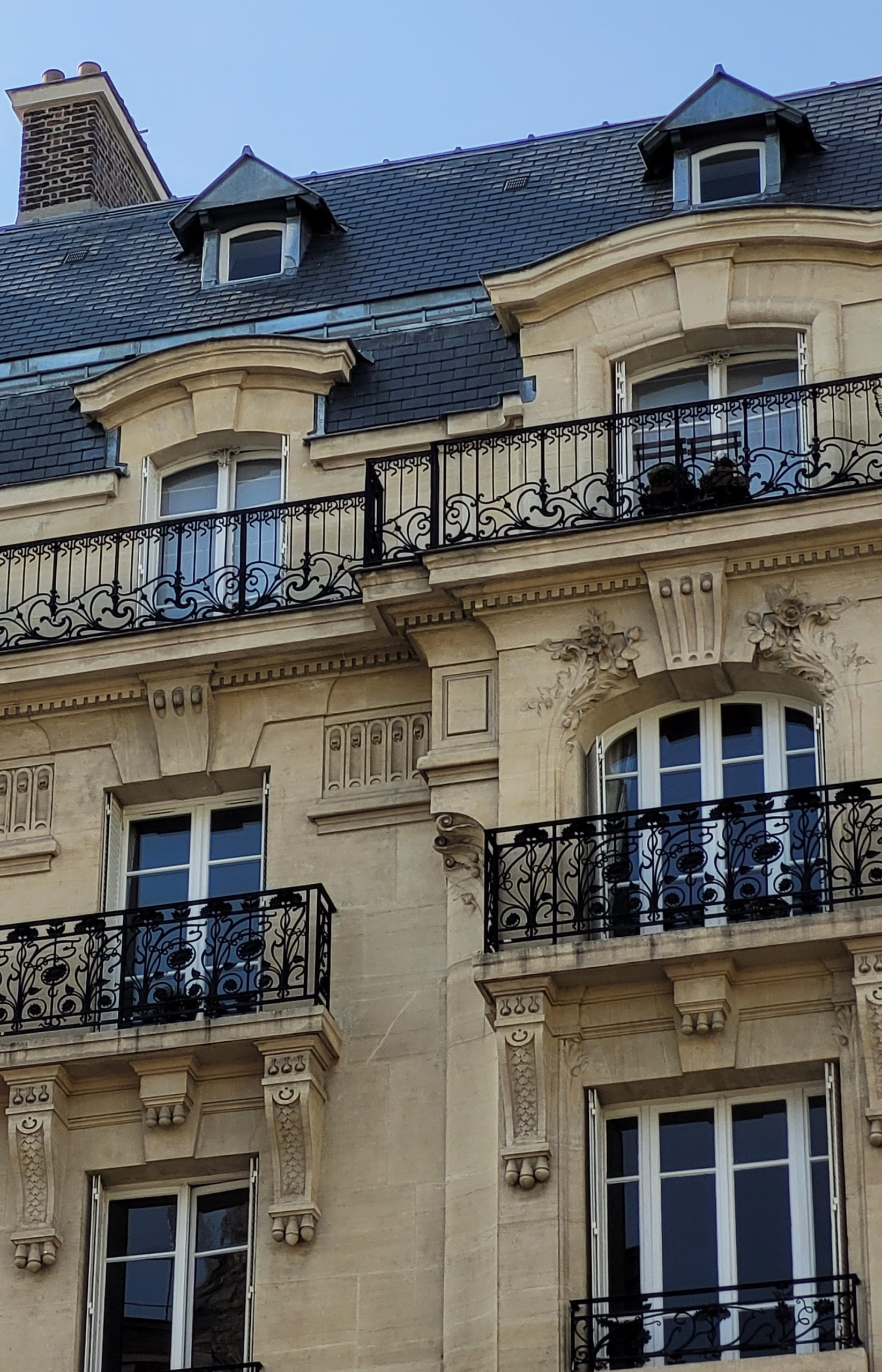Réfection d’une toiture, brisis ardoise, terrasson zinc et dôme ...